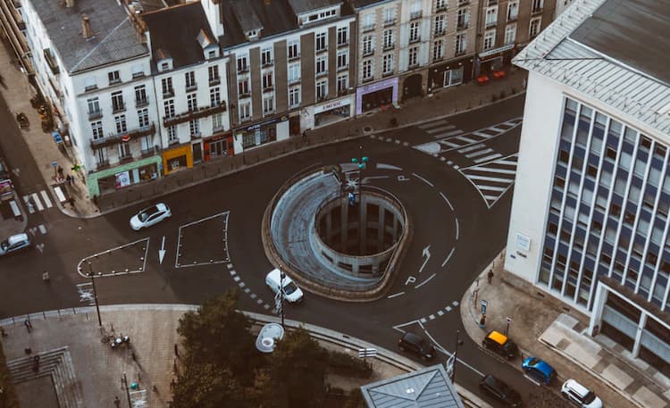 Turbo rotonda: ¿cómo circular por una? | Carglass